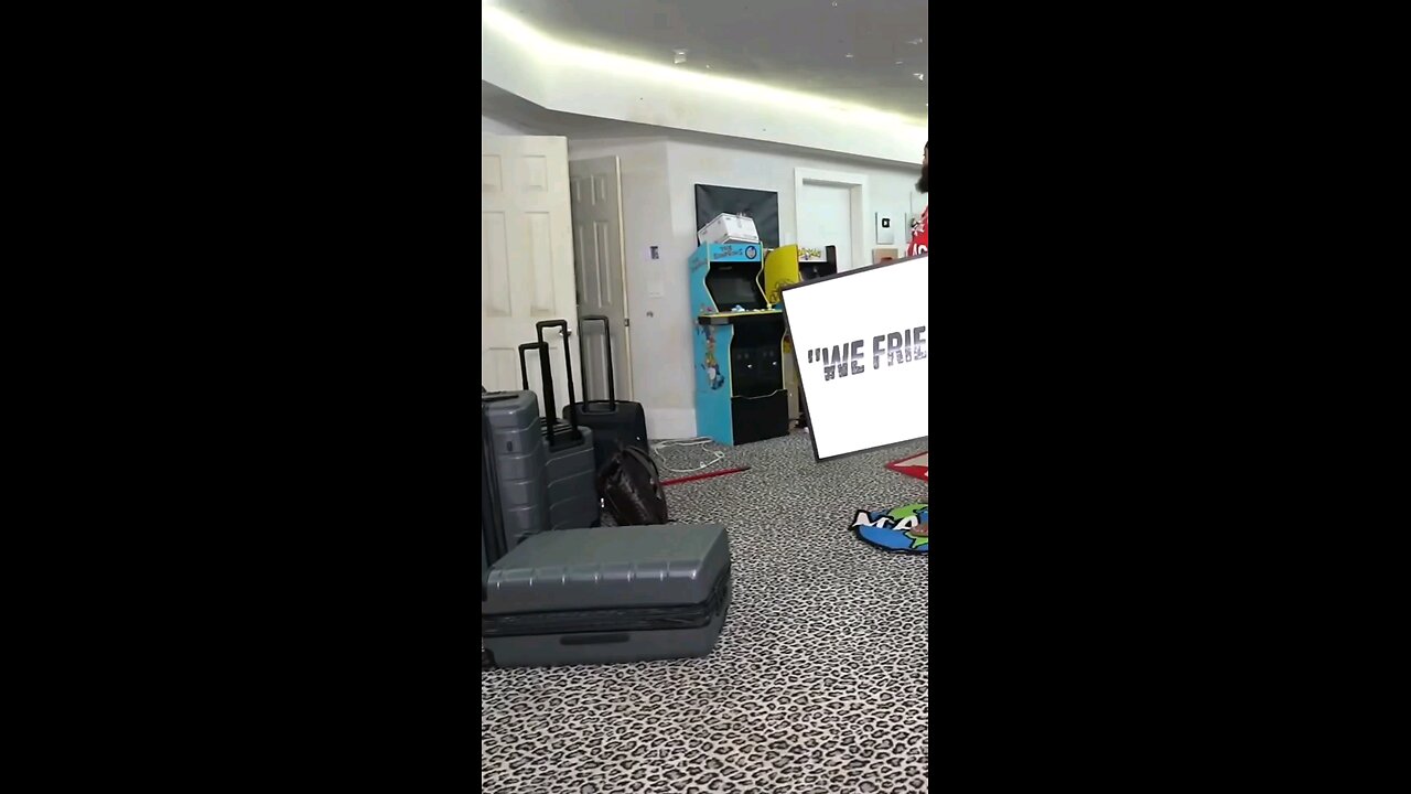 Kevin Hart Shows Off BEAUTIFUL New Art Piece