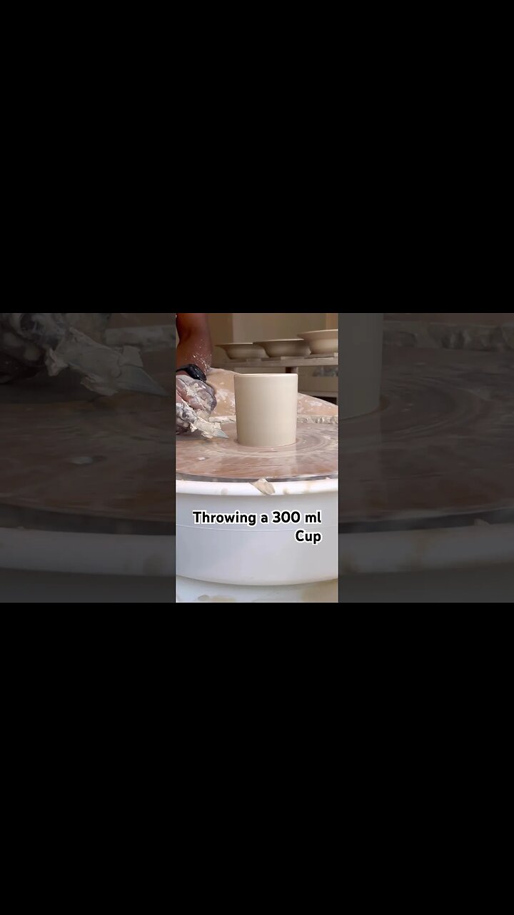 Throwing a 300 ml cup #pottery #ceramic #studiopottery #potterywheel # ...