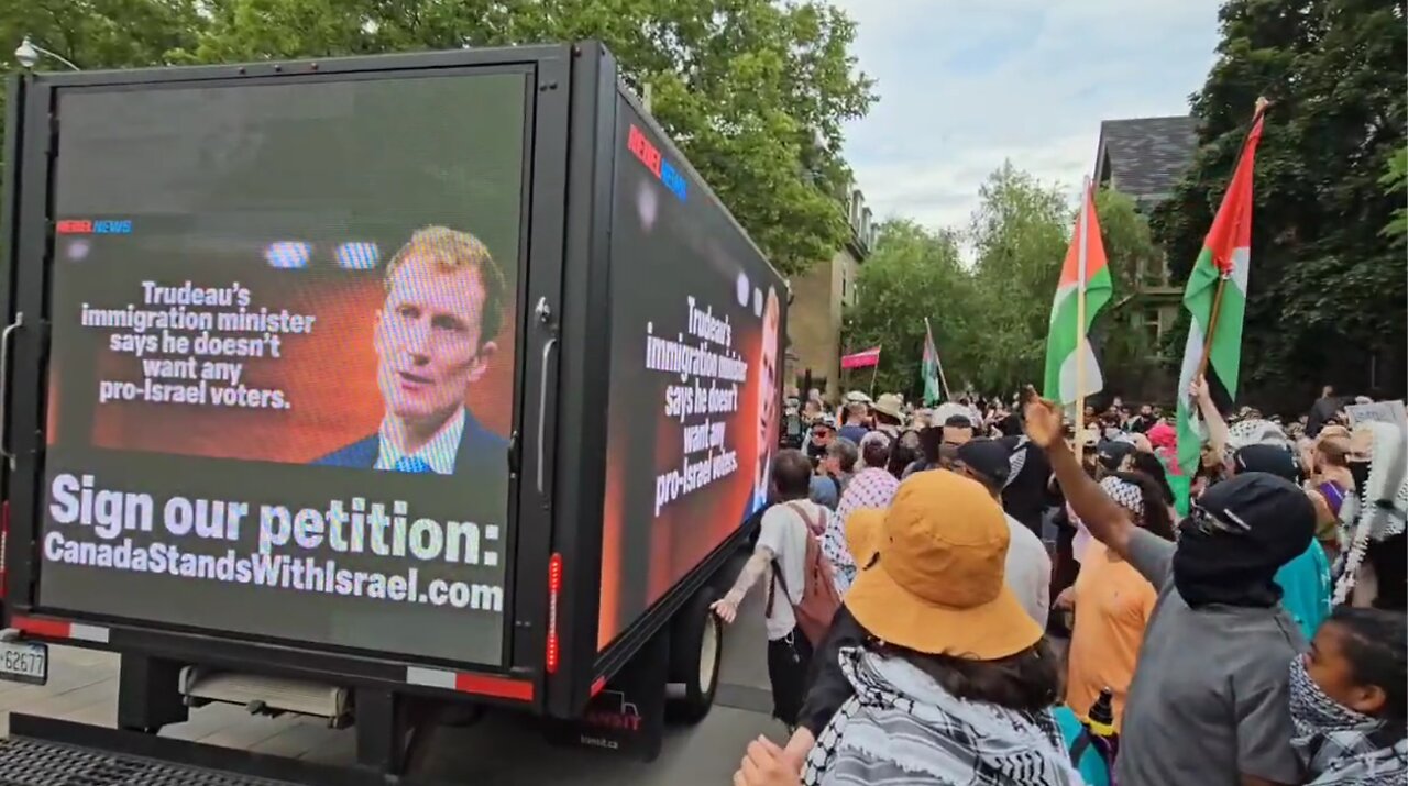 RAW: Rebel Billboard truck faces off the pro-Hamas mob at UofT