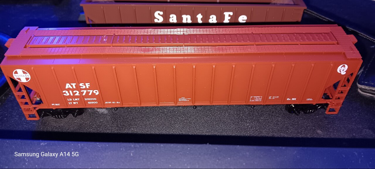 Athearn Blue Box Kit 54ft Covered Hopper part 1