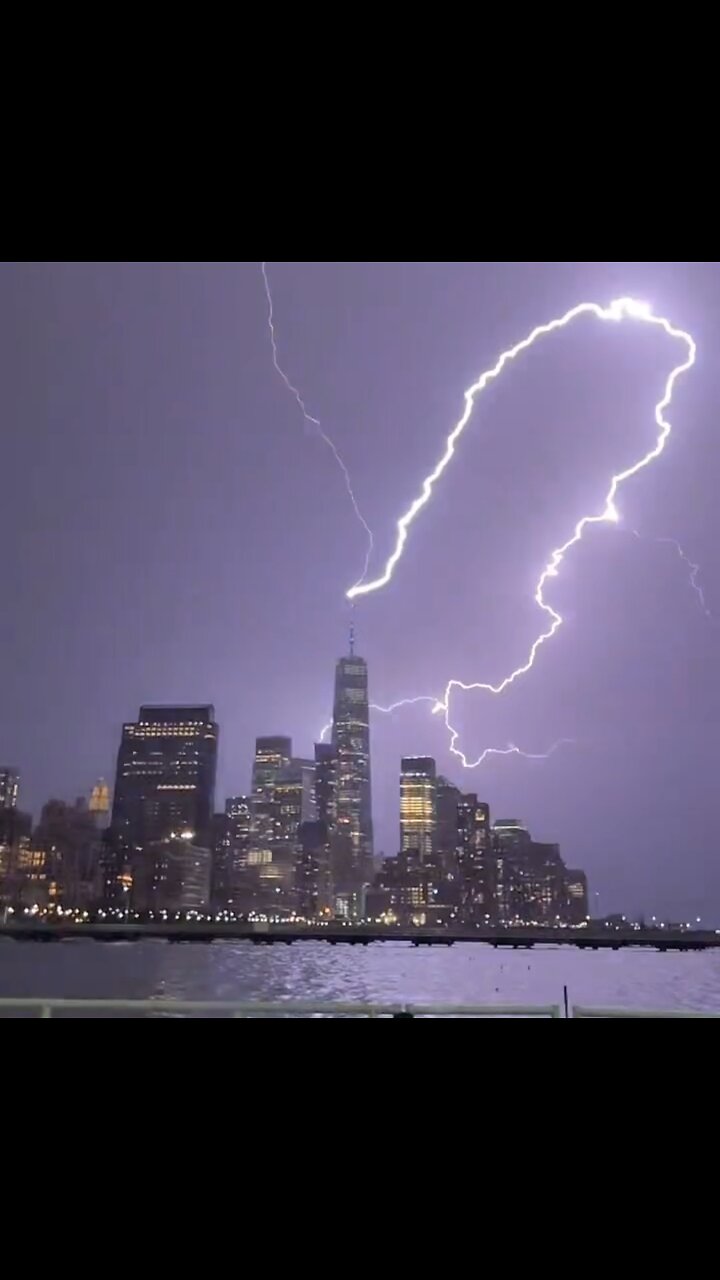 Amazing Video Of Lightning Hitting One World Trade Center