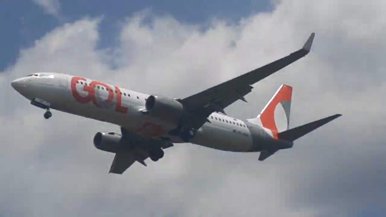 Boeing 737-800 PR-GGN e Boeing 737-800 PR-GUH ambos vindos de Porto ...