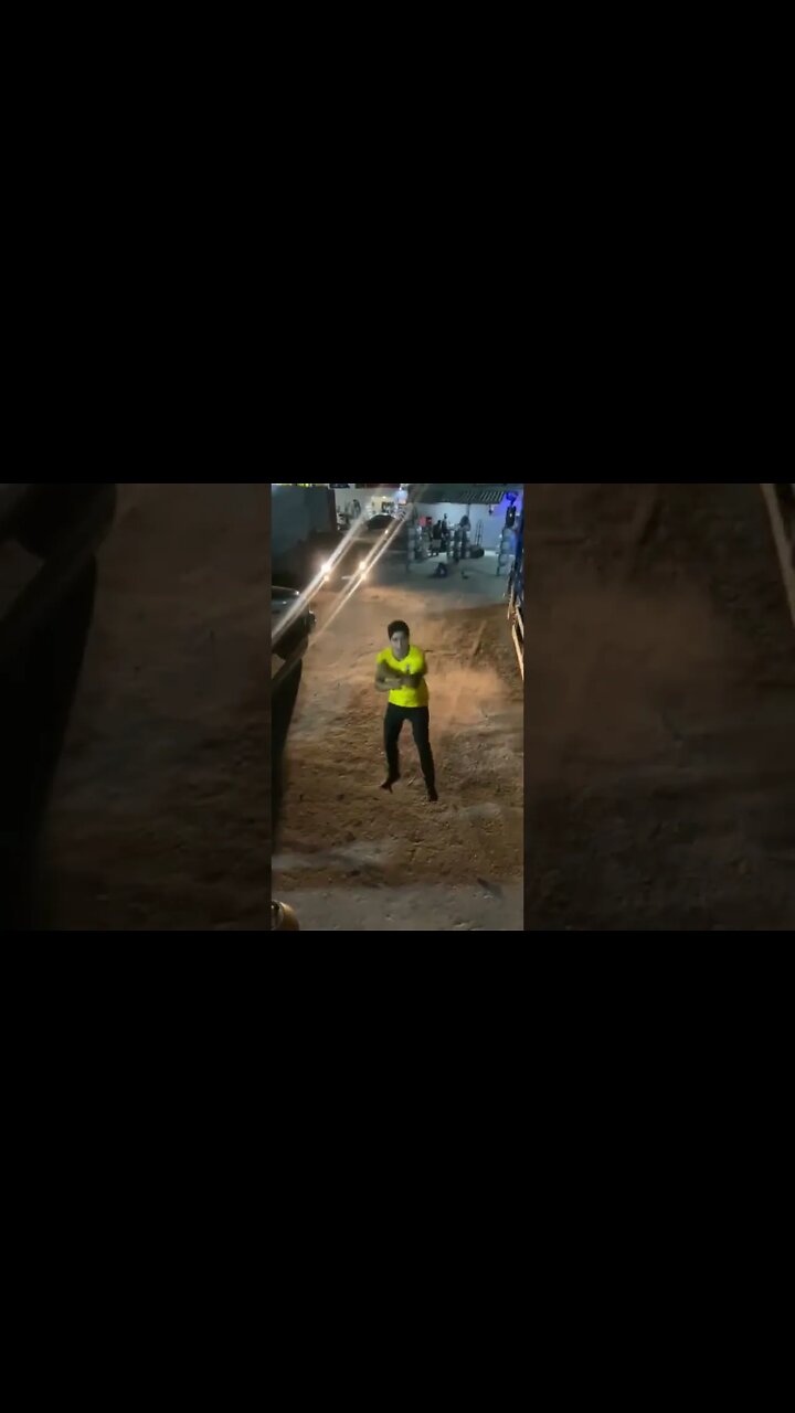 Homem do Gás acertando botijões no caminhão 6