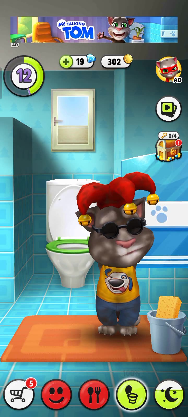 Tom in toilet