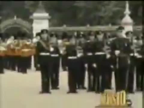 FLASHBACK: Queen Elizabeth II Breaks 600-Year-Old Tradition to Honor ...