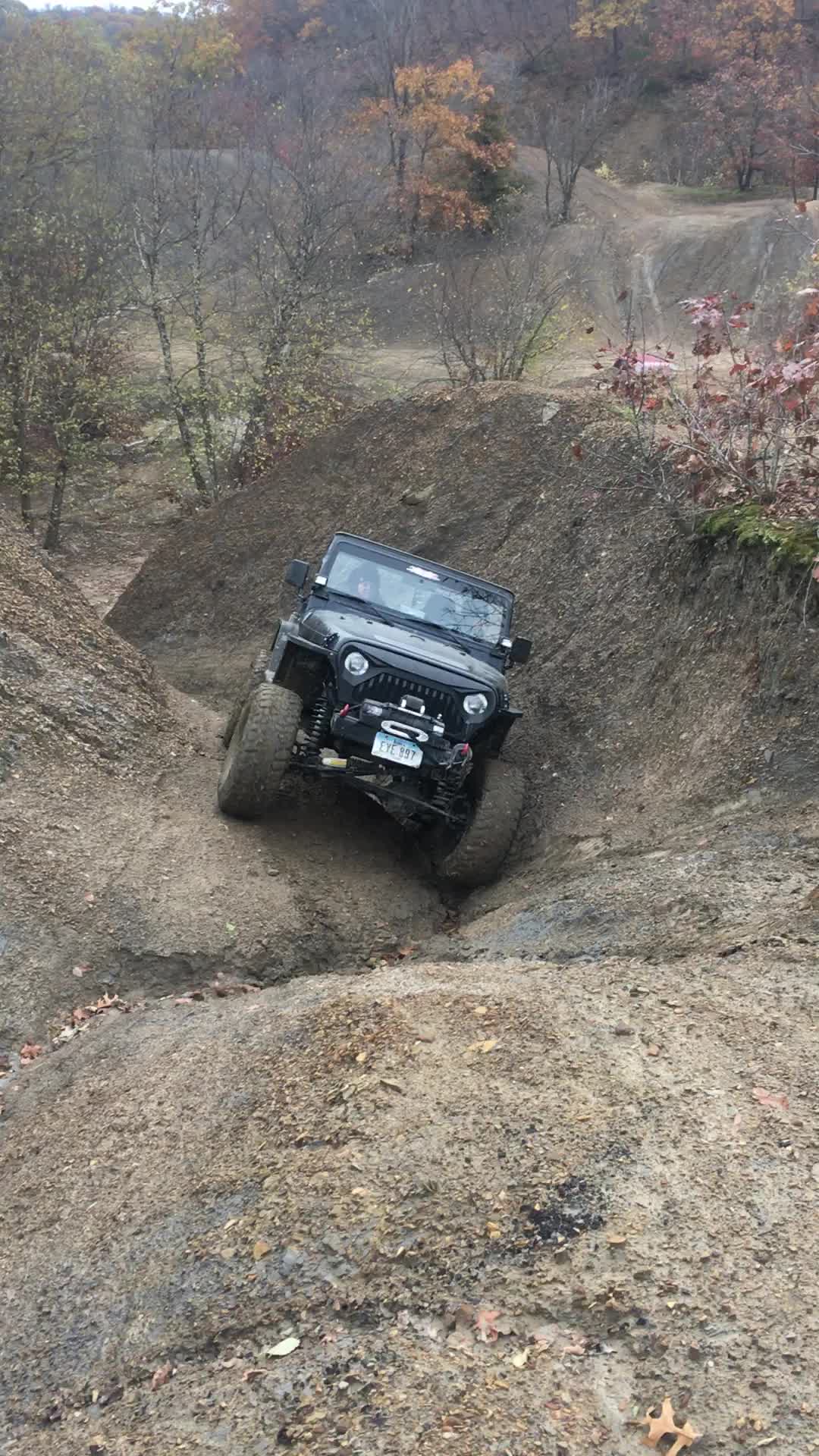 Angry TJ Jeep before the front locker install up the crack