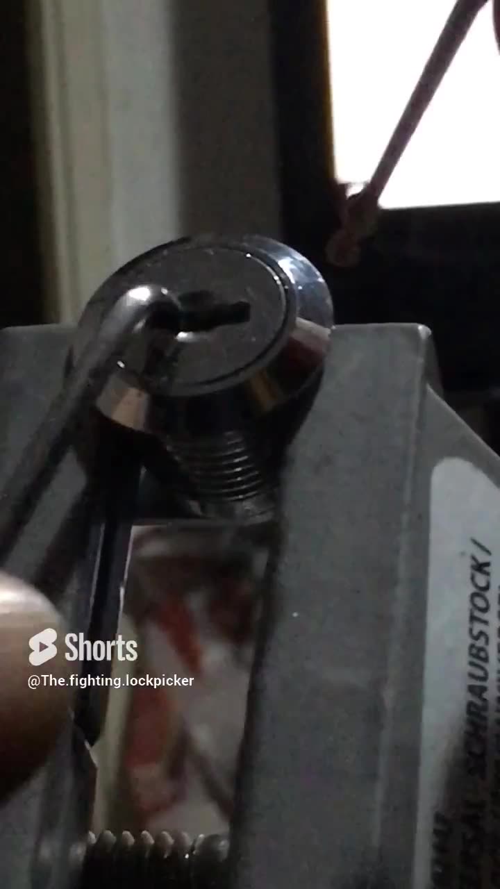 picking a cabinet wafer lock #lockpicking #locksport