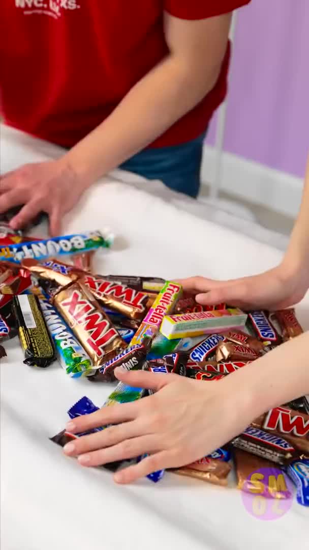 Imperceptibly take out a huge pile of sweets