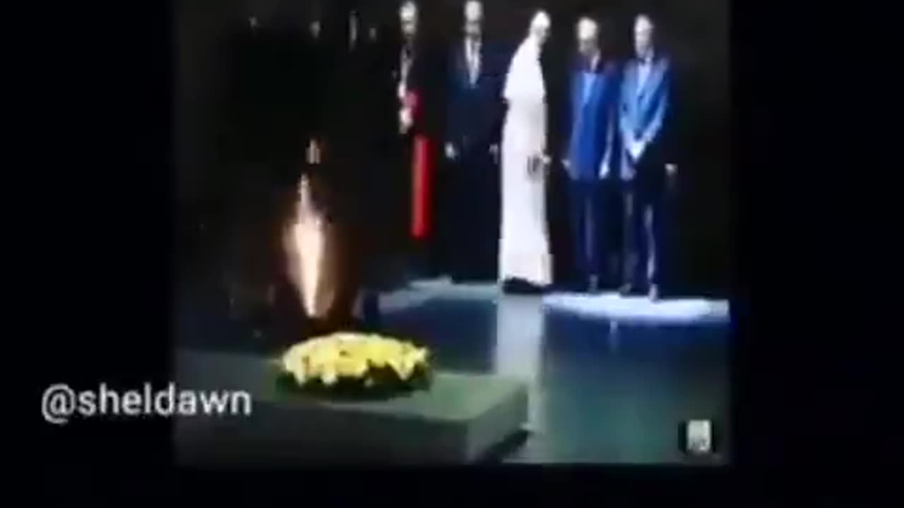 The Pope Kisses The Hands of Rothschild, Rockefeller And Kissinger In ...