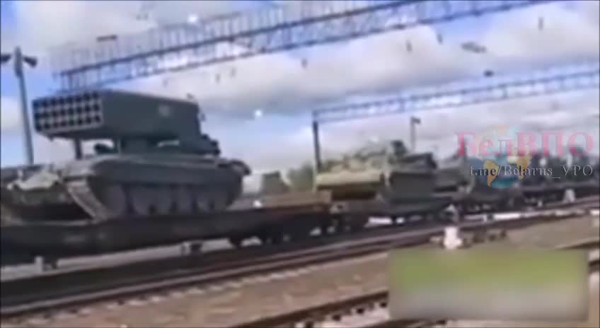 Russian military reinforcements arrive in Belarus including Tos-1A (18 ...