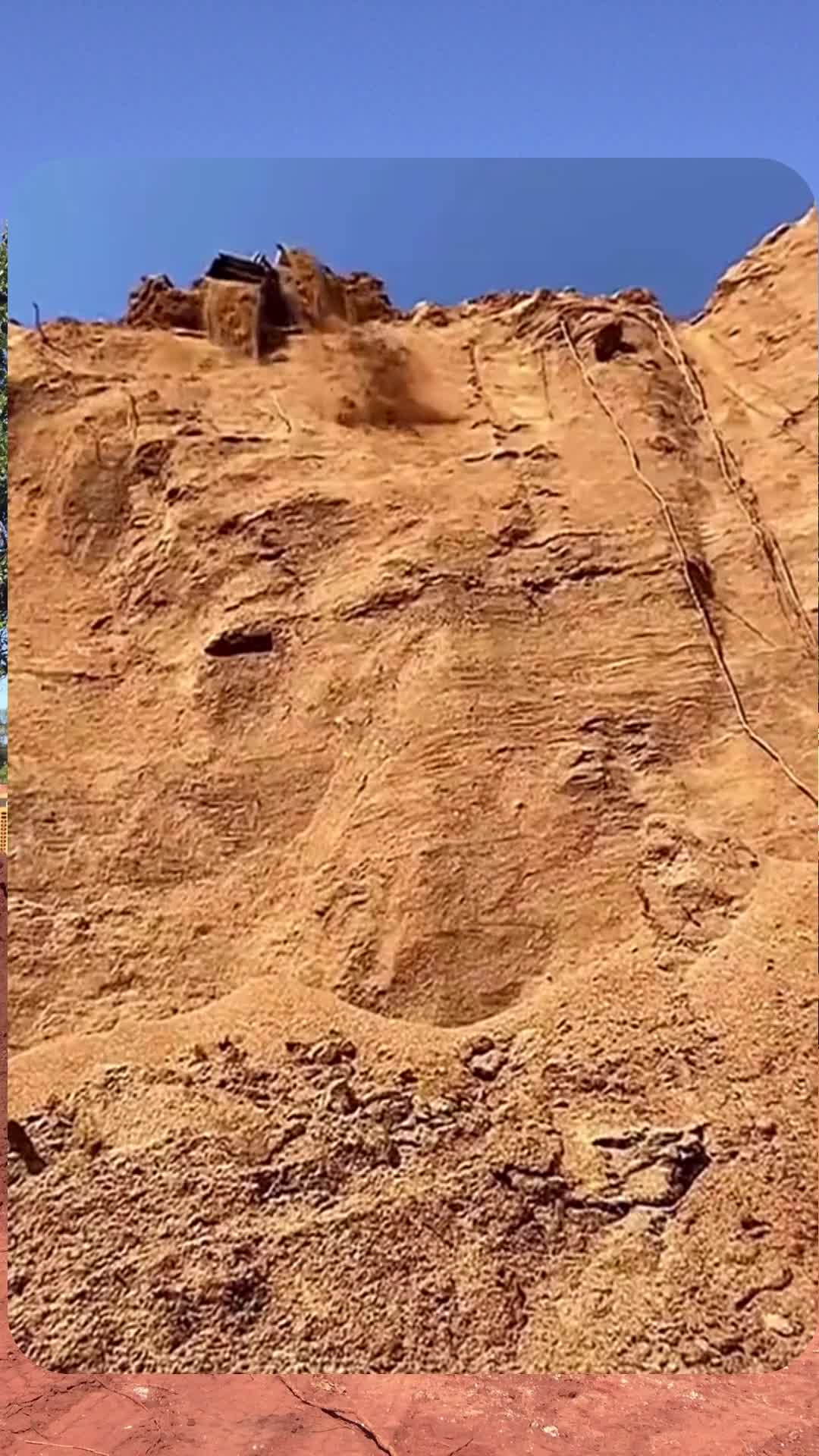 😨'Tractors falling off the dam and causing human and material damage'⚠