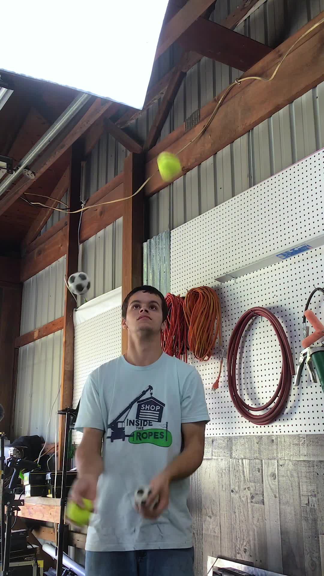 Cool four ball juggling pattern