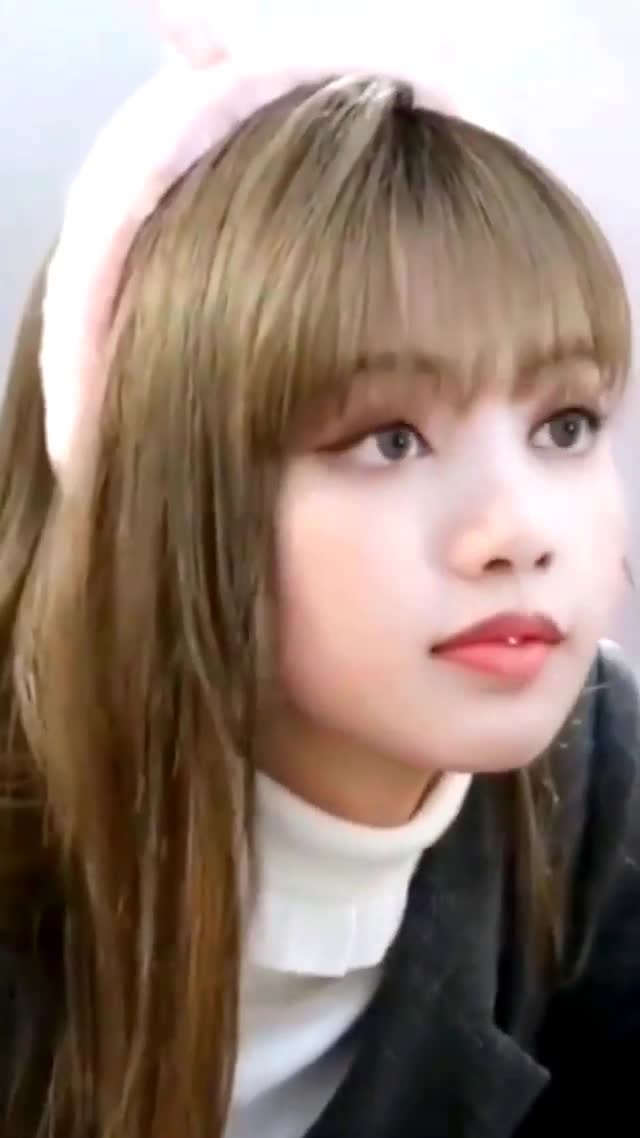 Blackpink Lisa Winking