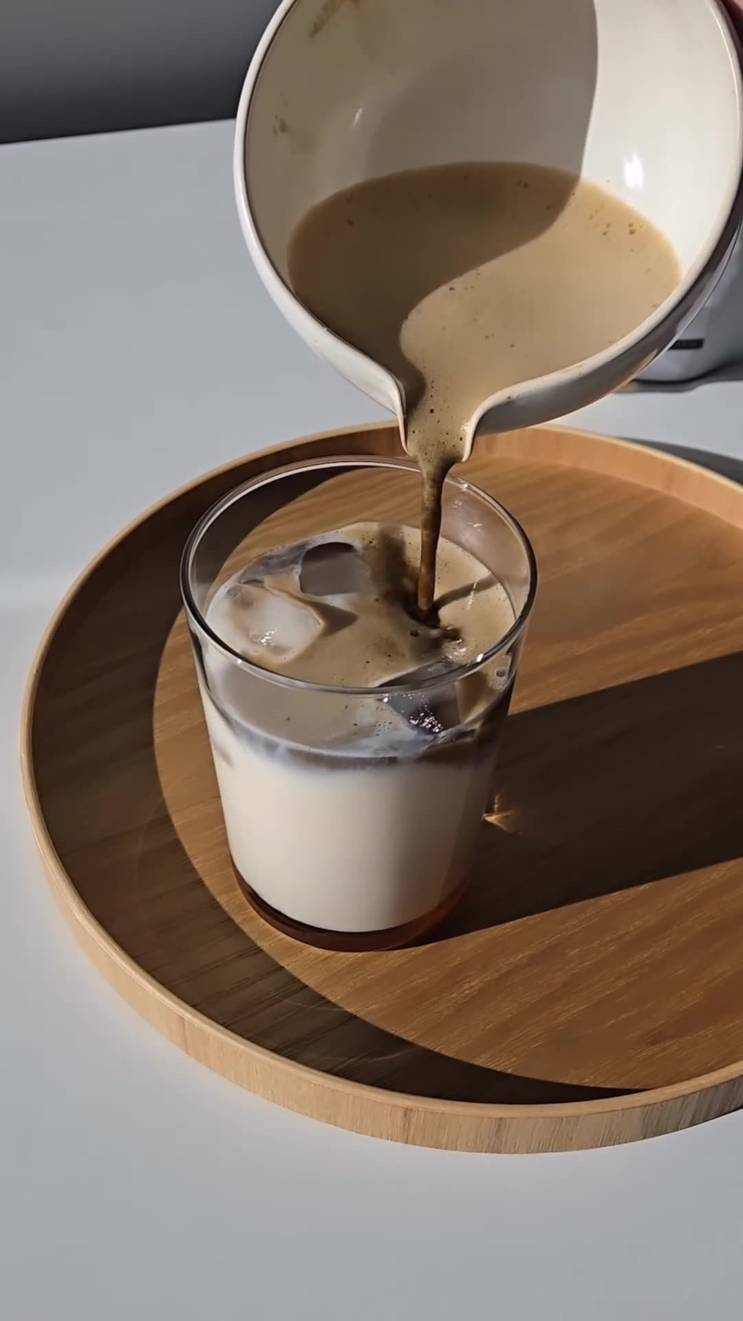 Iced Maple Hojicha Latte 🍁