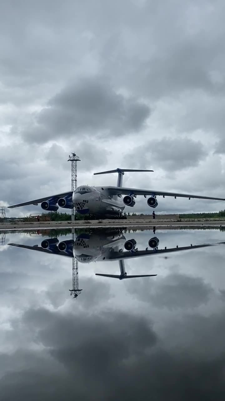 "Melodia" aterrada de quatro motores D-30KP de uma aeronave de ...