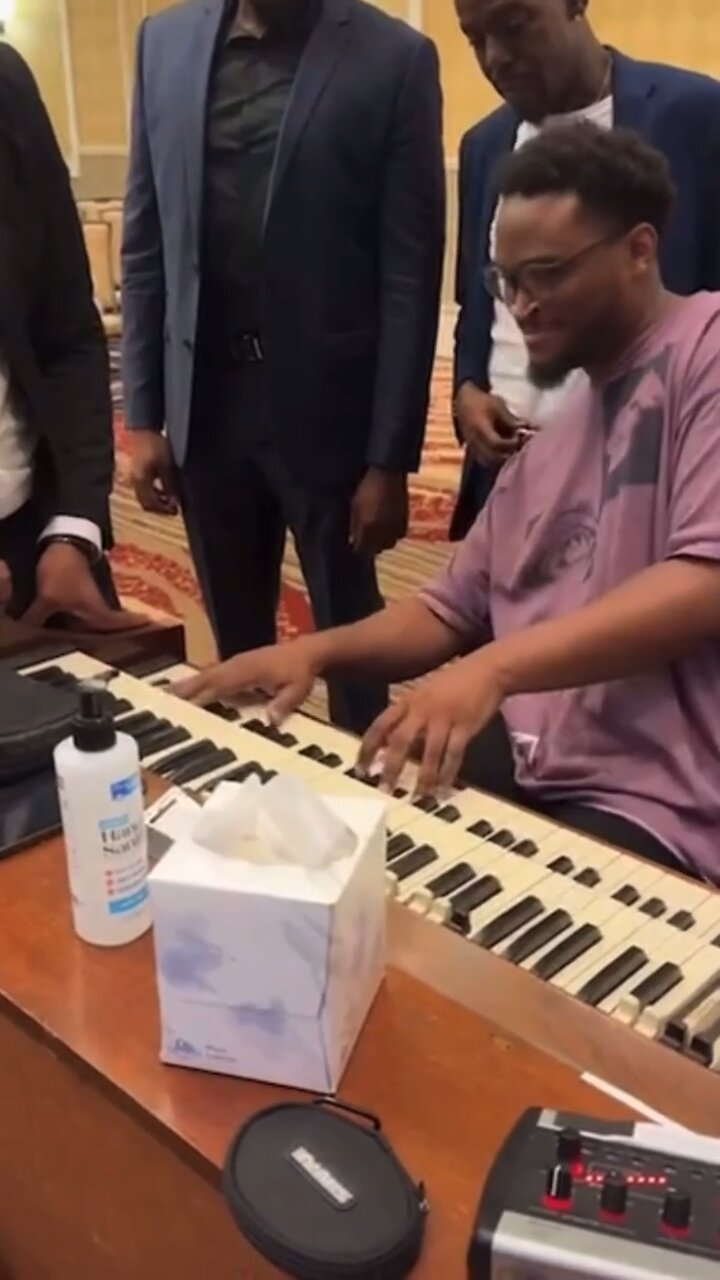 Arthur on organ 🎹🎵🎶