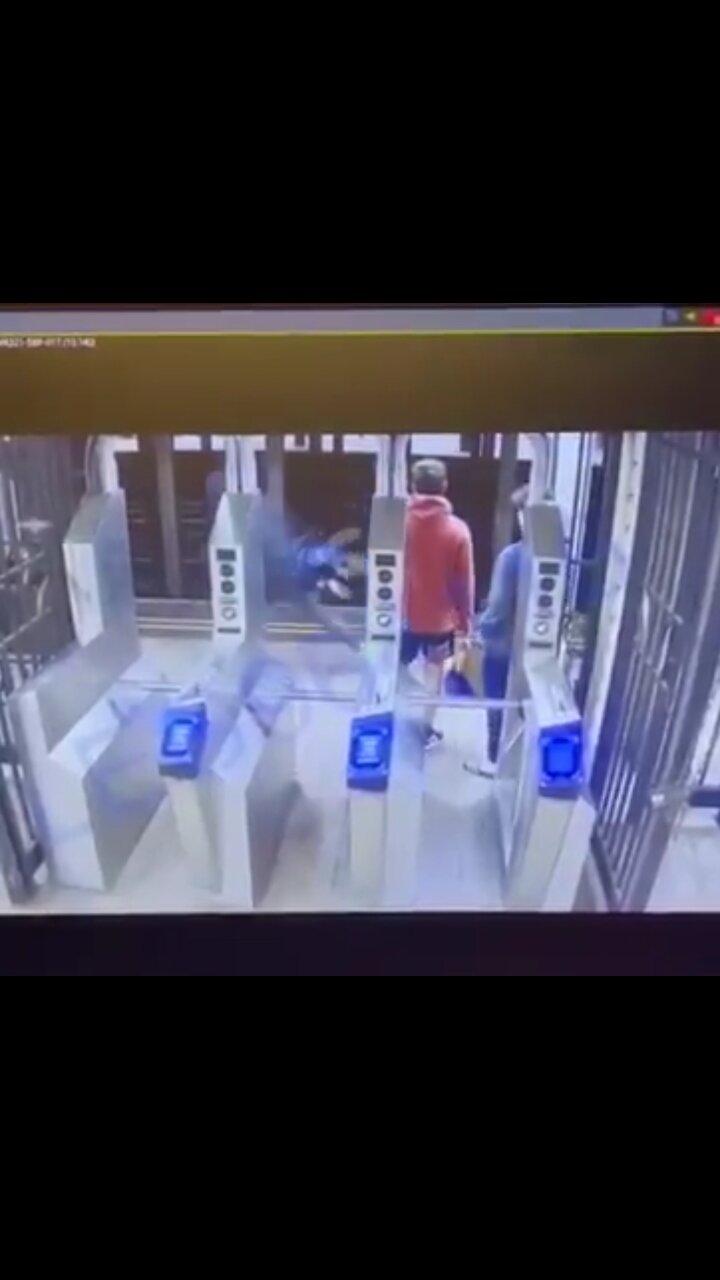 GRAPHIC: Lunatic Shoves Man Into Oncoming Subway Train