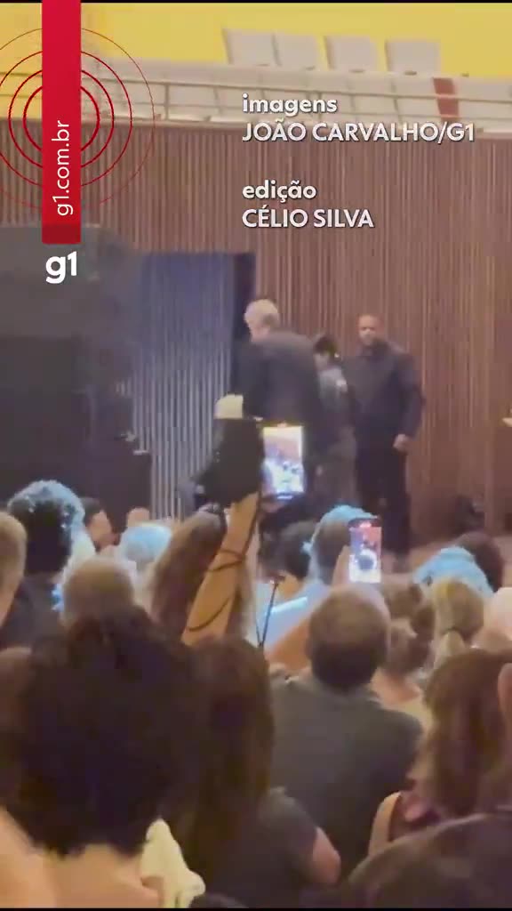 Legendary Singer Collapses On Stage