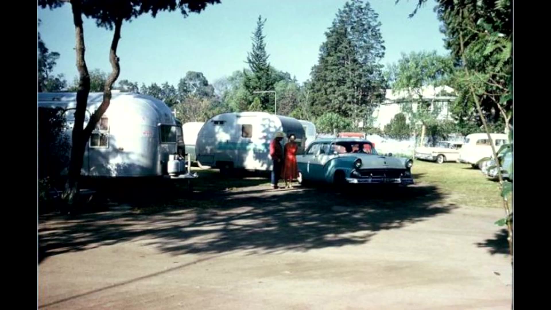 32 Wonderful Vintage Photos of Travel Trailers During the 1950s