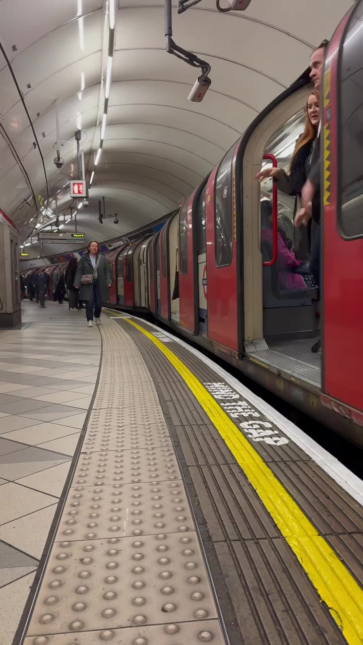 London Underground Central Line at Bank Station 🚉😍