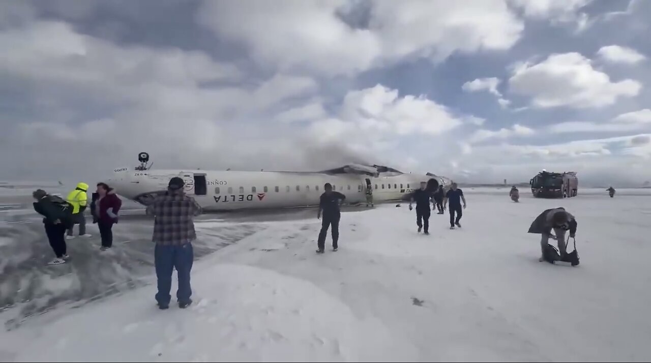 DELTA JET CRASHES🛩️ 🛣️FLIPPING UPSIDE DOWN AT TORONTO AIRPORT🇨🇦🛣️🛩️💫