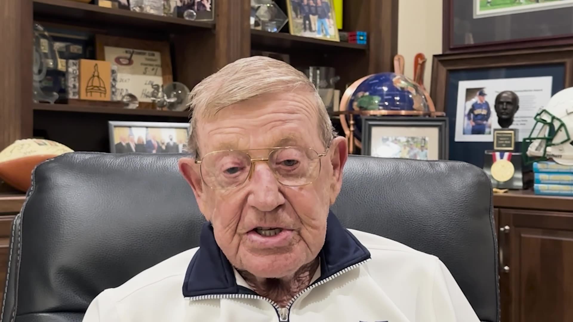 Coach Lou Holtz Predicts 2025 College Football Champs 🏆 | Notre Dame vs ...
