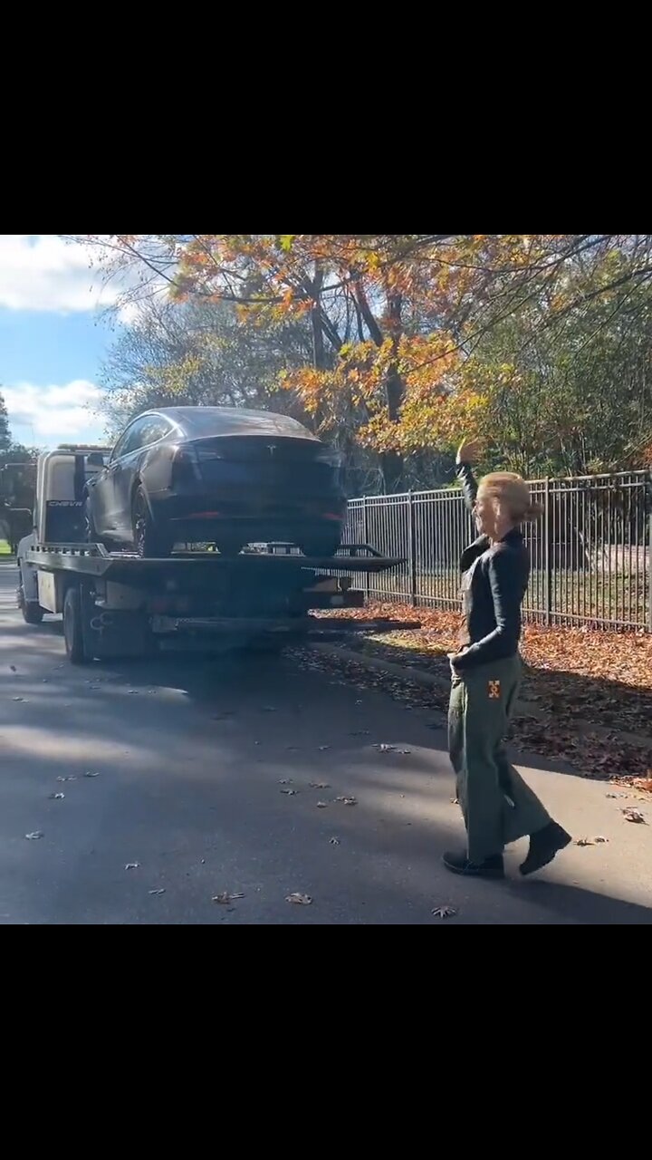 Sheryl Crow Sells Her Tesla To Protest Musk and No One Cares