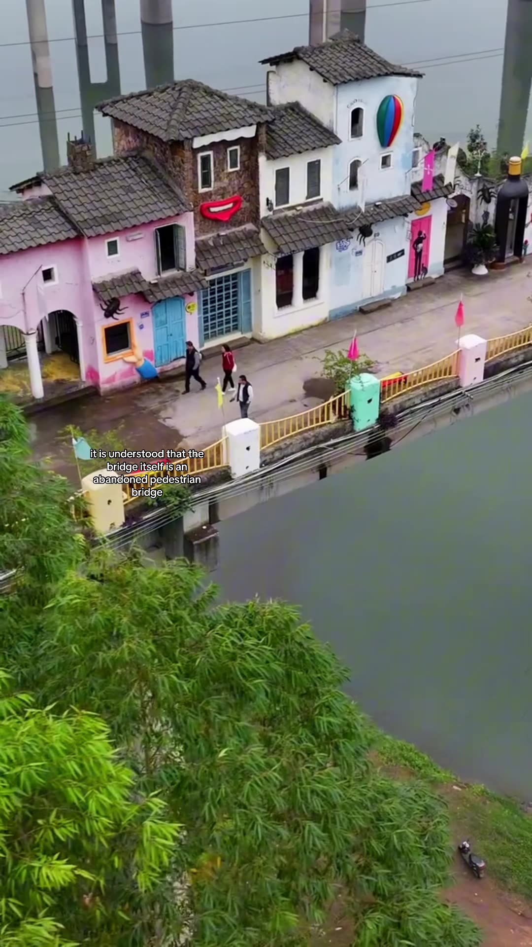 Discovering the Marvel of a Town Built on a 200-Meter Bridge 🙀🤔