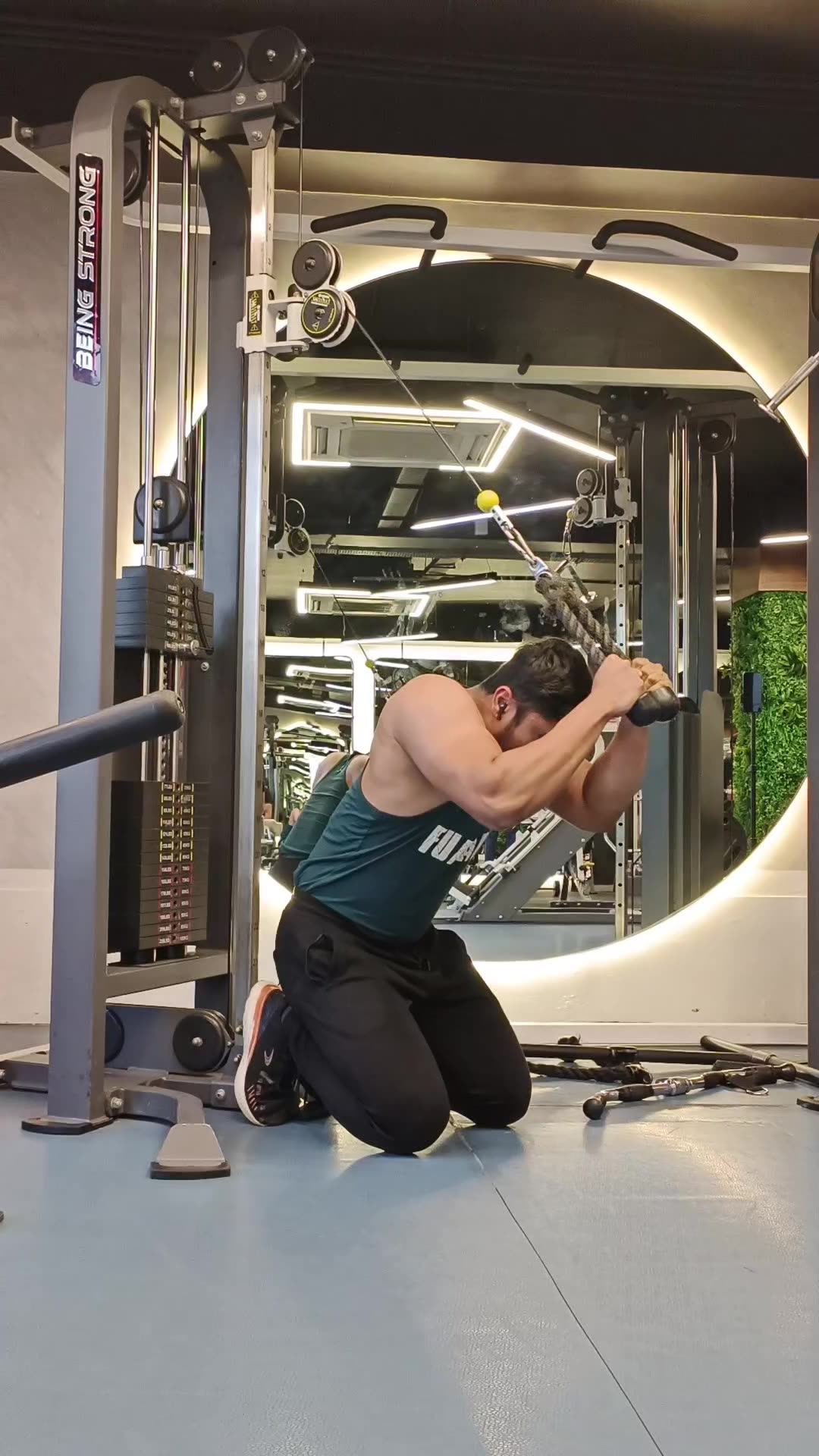 Triceps Exercise: Overhead Rope Extension