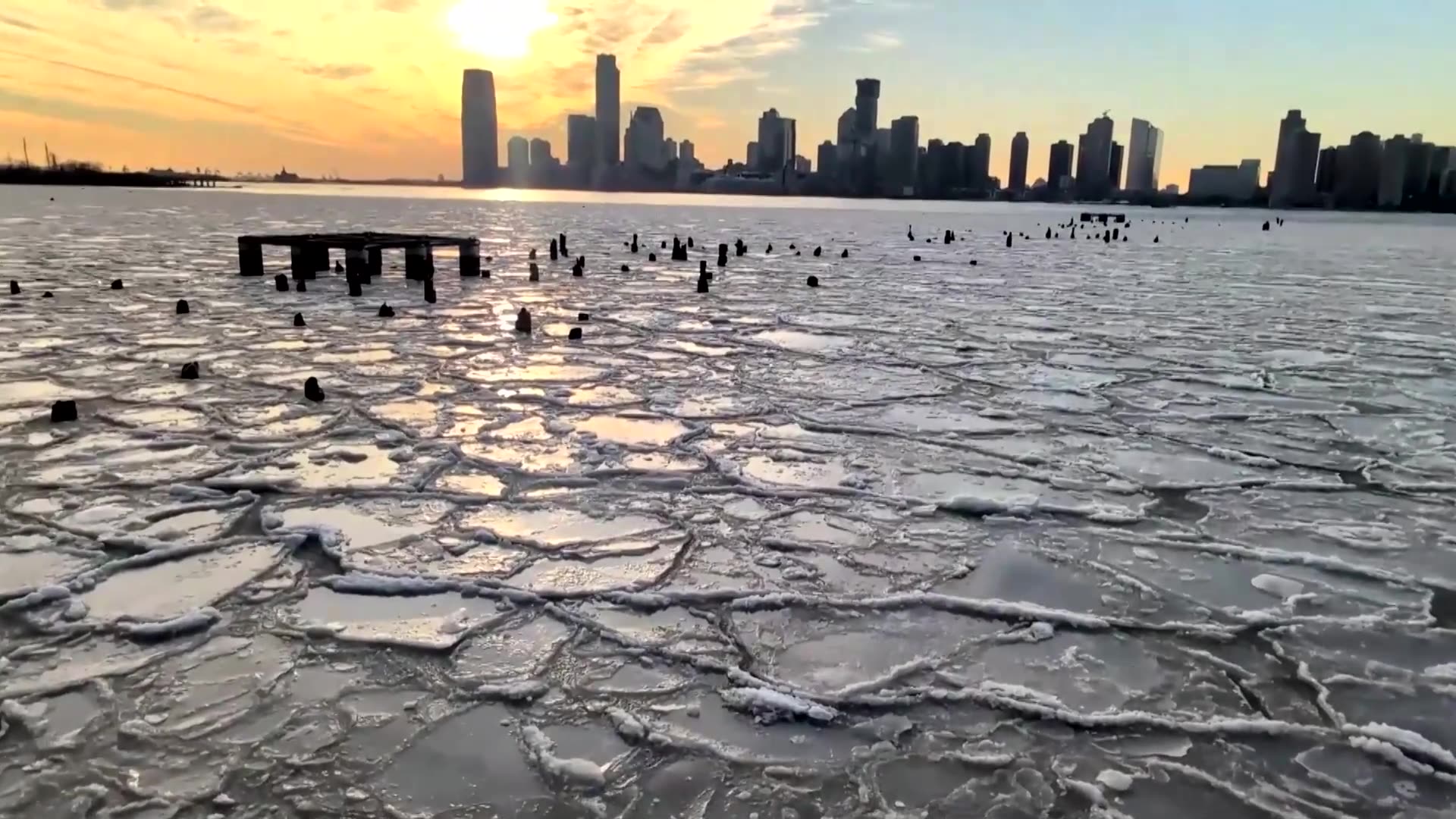 Cold snap freezes parts of New York's Hudson River