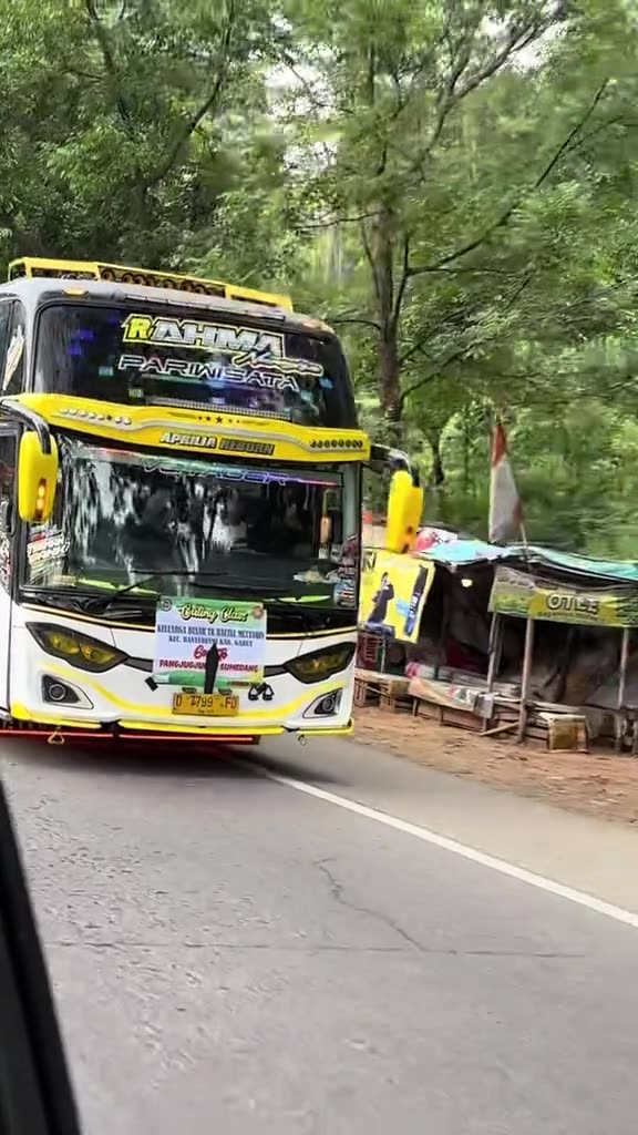 the sound of the bus horn makes it shake