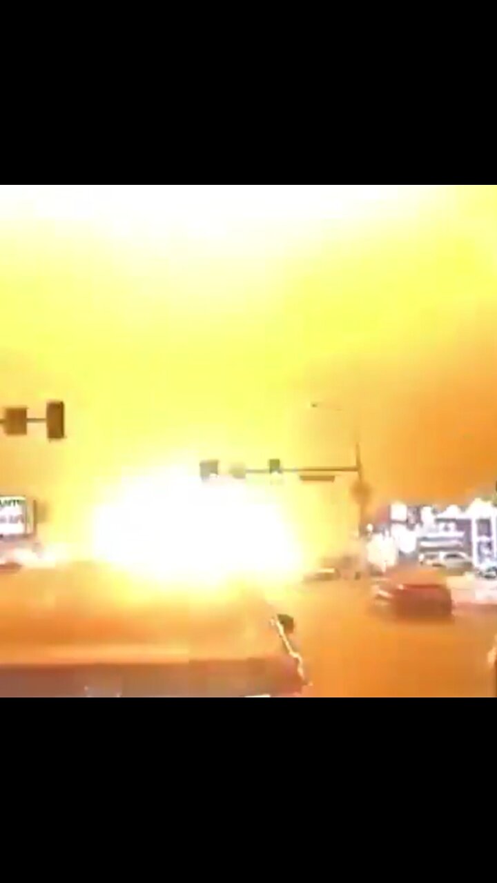 Lear jet crashes into Philadelphia (looks like a Missile crashing to earth)