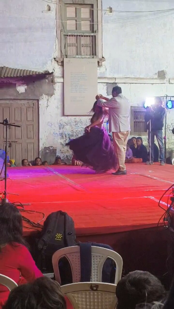 Gup chup gup chup dance