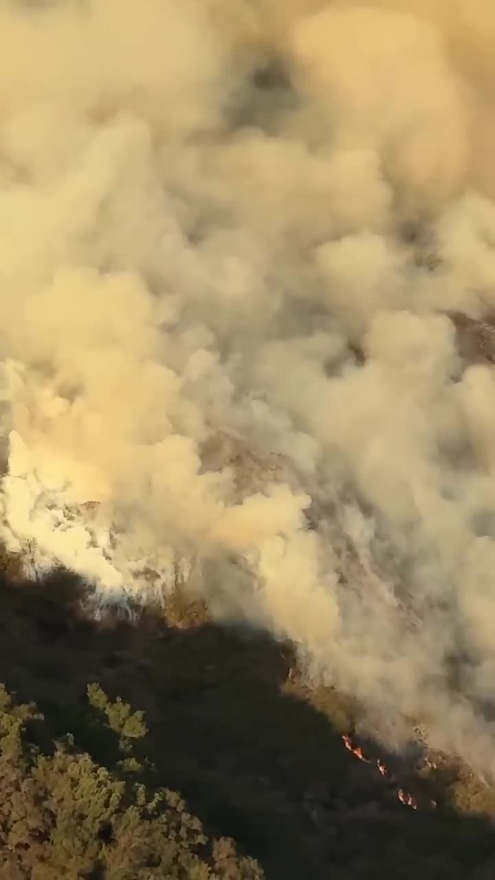 CH-47 Chinook Helicopter Destroys Fire With 3,000 Gallon Water Drop