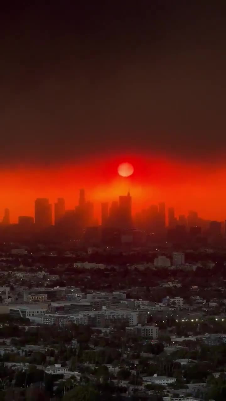 Apocalyptic morning in Los Angeles. Video: @andrewkimmel