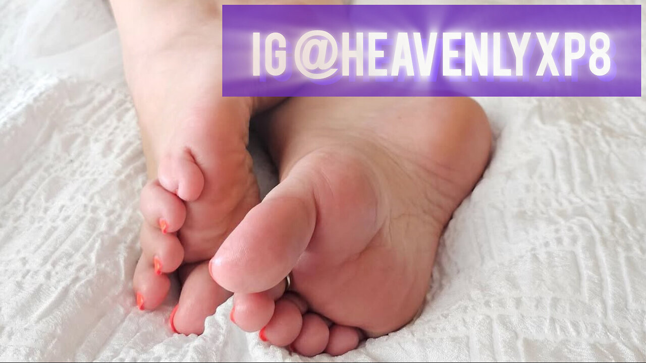 Beautiful Women Barefoot Play 👣