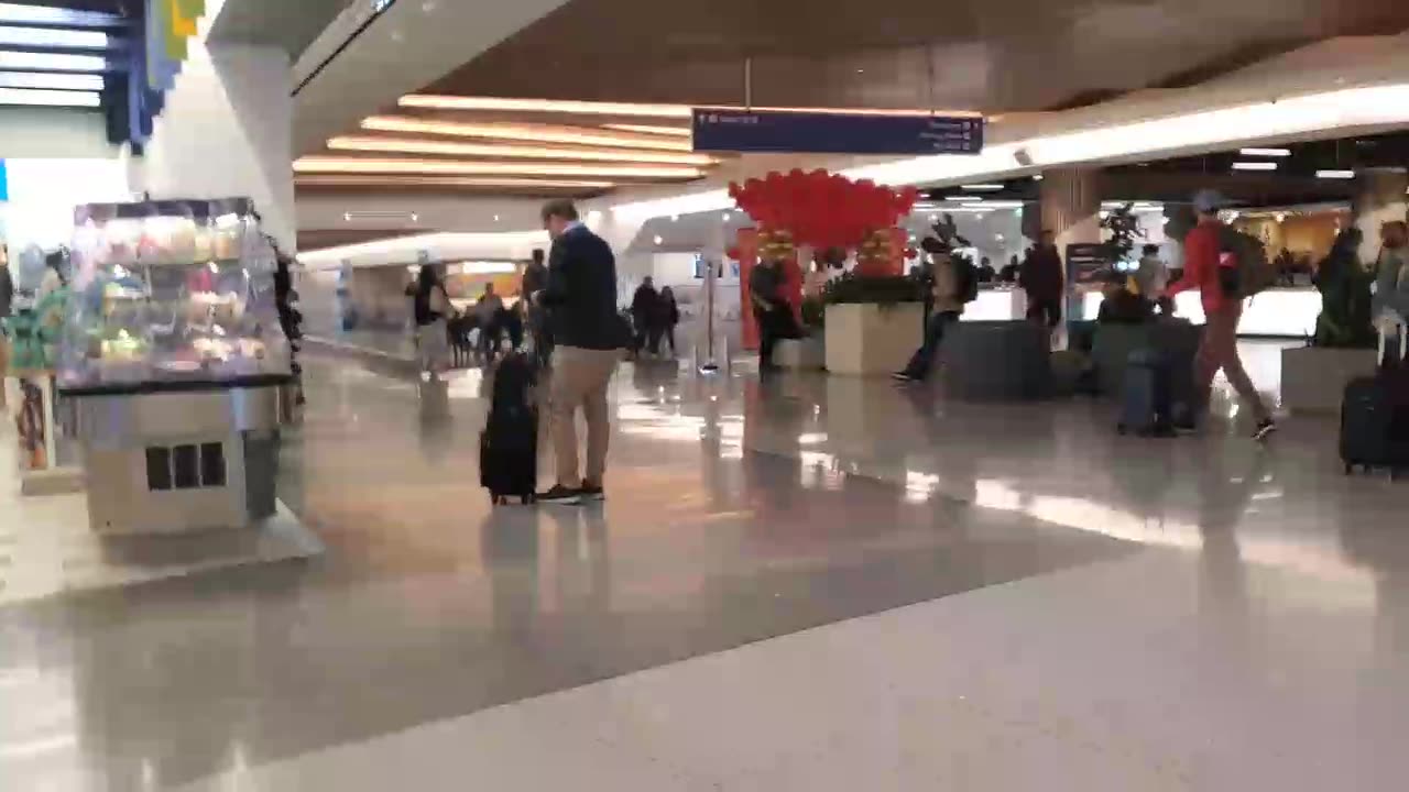 LAX Airport Virtual Walkthrough – What’s Inside? ️
