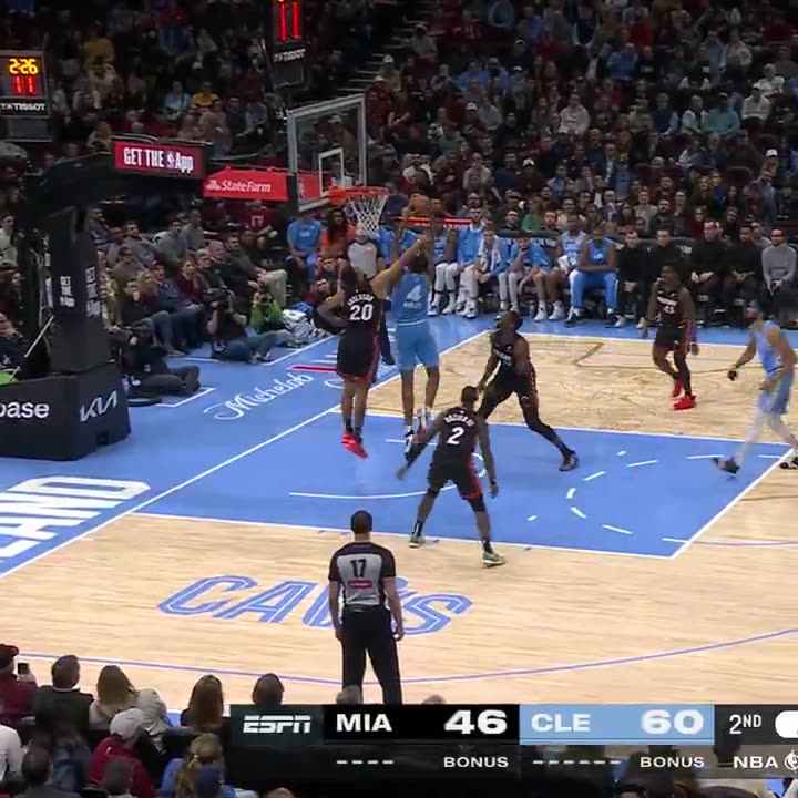 NBA - Allen to Mobley behind-the-back dime 🤩