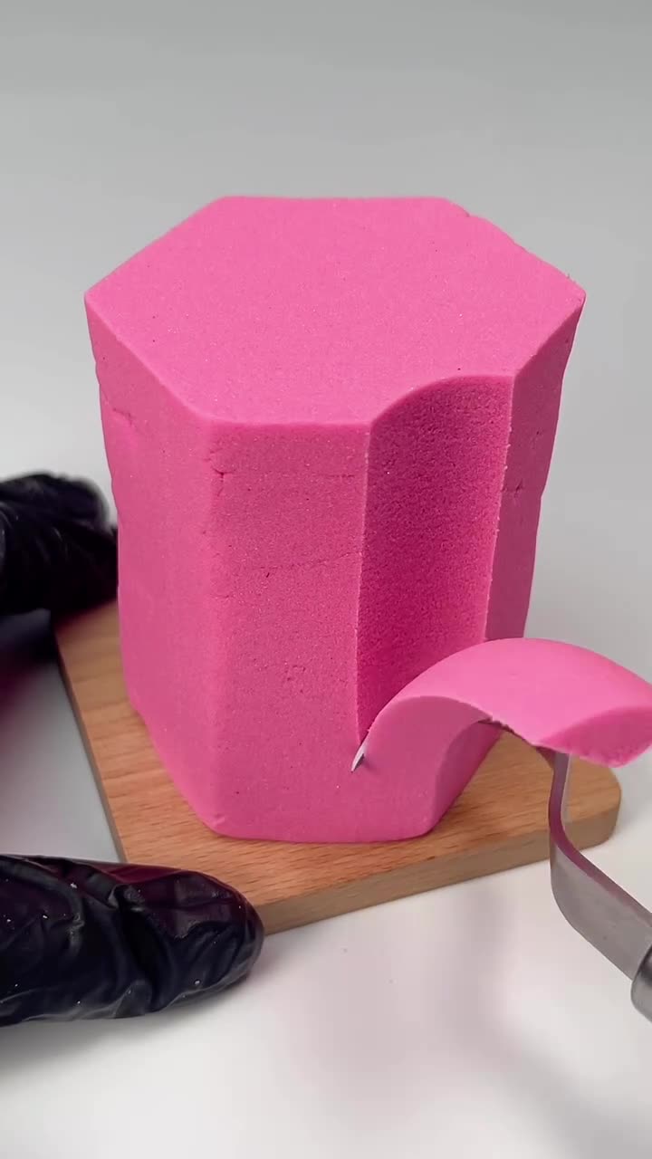 Cutting kinetic sand
