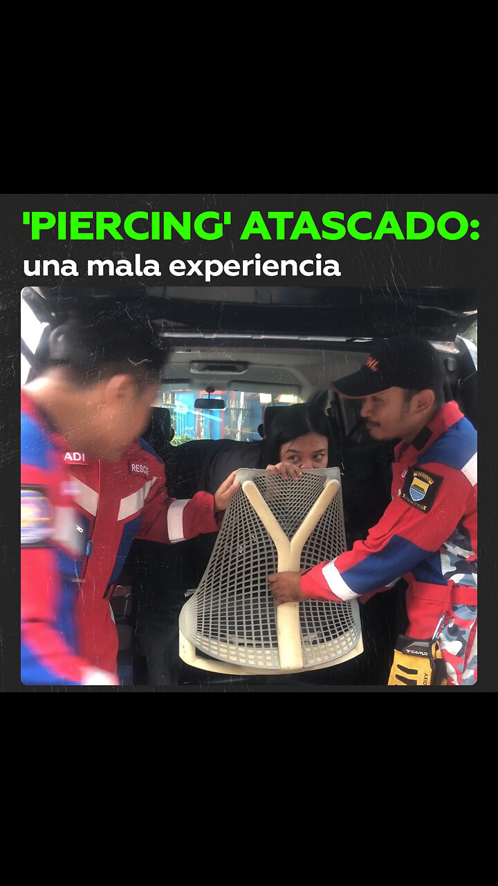 Una mujer queda atascada a una silla por su ‘piercing’