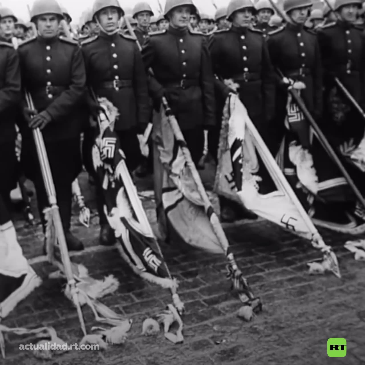 La derrota nazi: 200 estandartes arrojados ante el mausoleo de Lenin