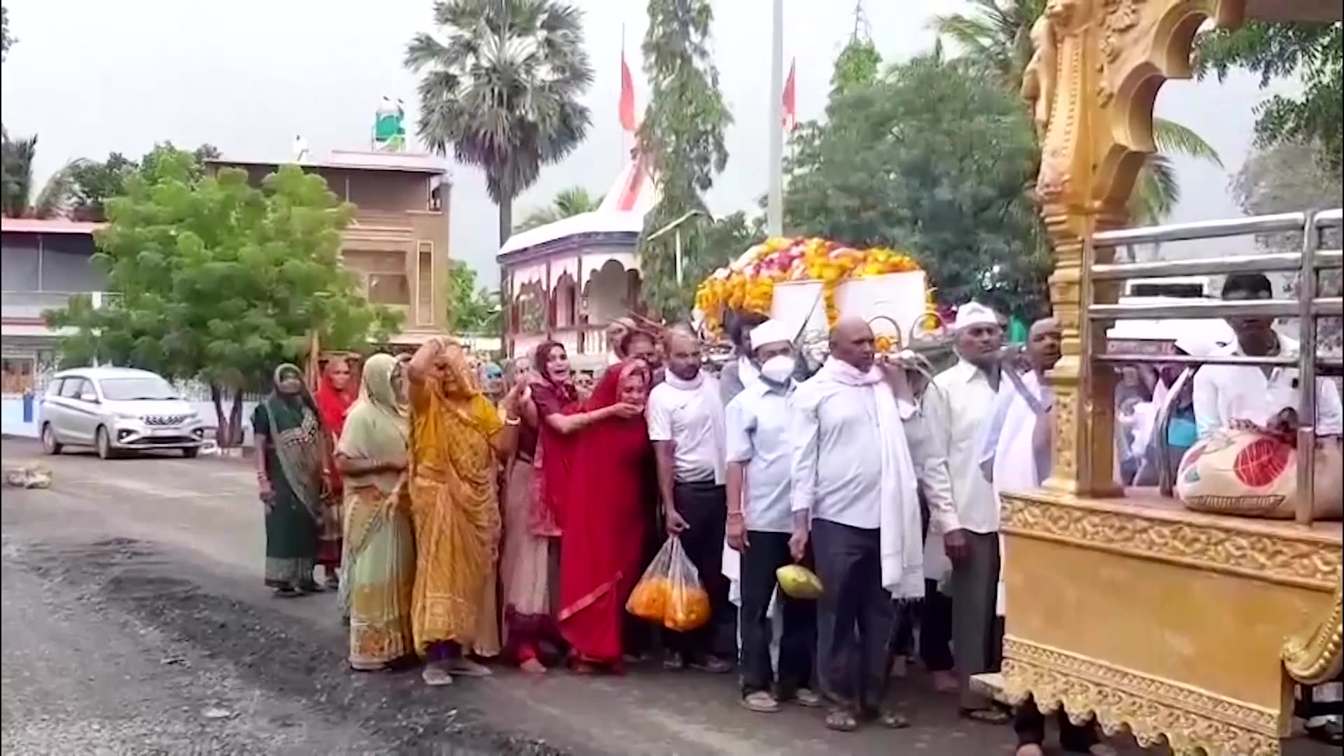 Sole India plane crash survivor mourns his brother during funeral