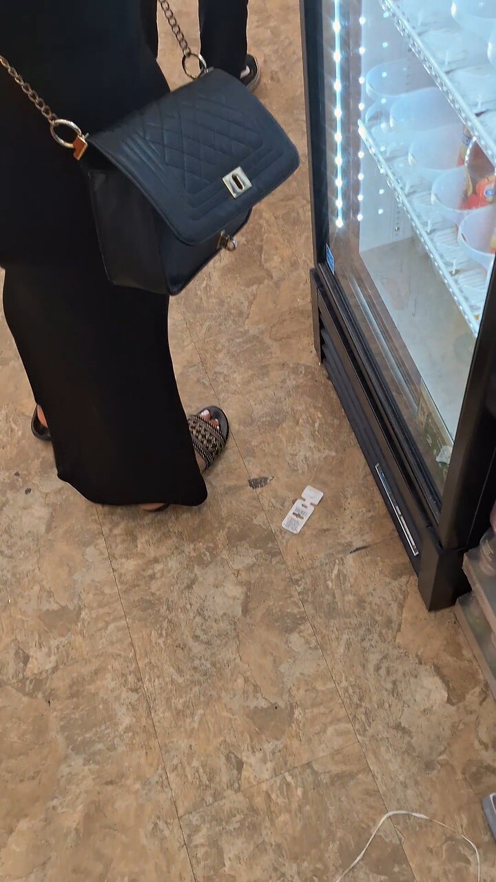 Dollar 🌴 Well Dressed 20 something Lady With Pretty Toes