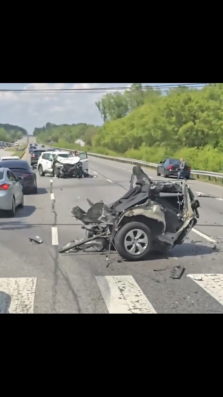 CAR CUT INTO HALF🛣️🚗💥🚙🚧🚑📸IN VEHICLE ACCIDENT ON FREEWAY🛣️🛻🚐🚔💫