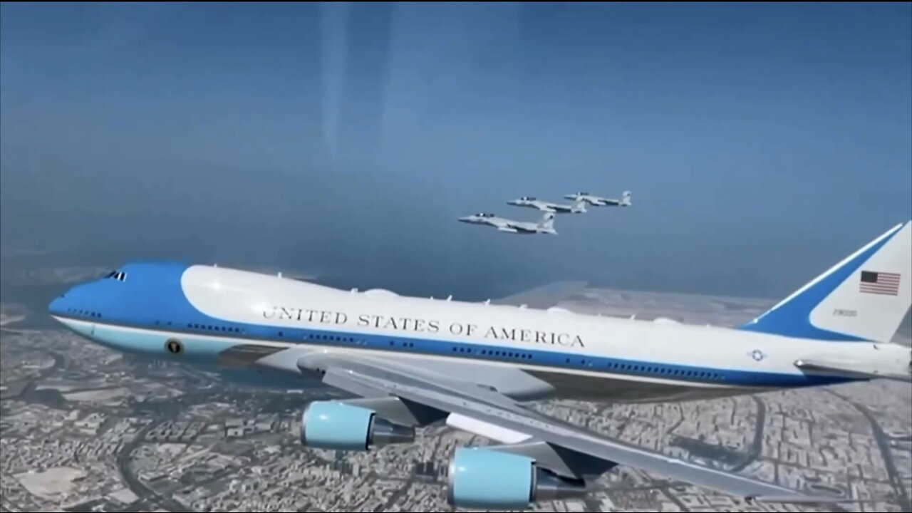 PRESIDENT TRUMP ️🇺🇸AIR FORCE ONE🤍🇺🇸 ️🛩️ESCORTED BY QATAR FIGHTER JETS💙🇺🇸🇶🇦🛩️ ️🛩️⭐️