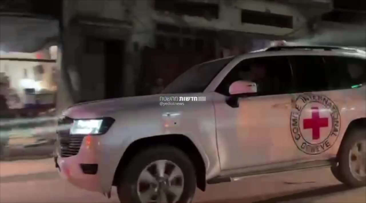 The Red Cross convoy with the kidnapped space coffin on its way to IDF ...