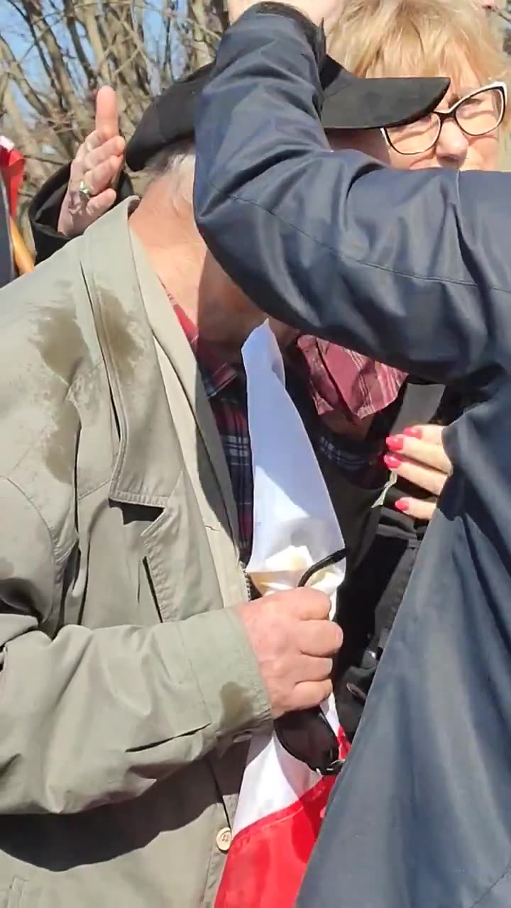 Młodzi zacznijcie dbać o swoją granice , a nie żeby dziadki musiały ...