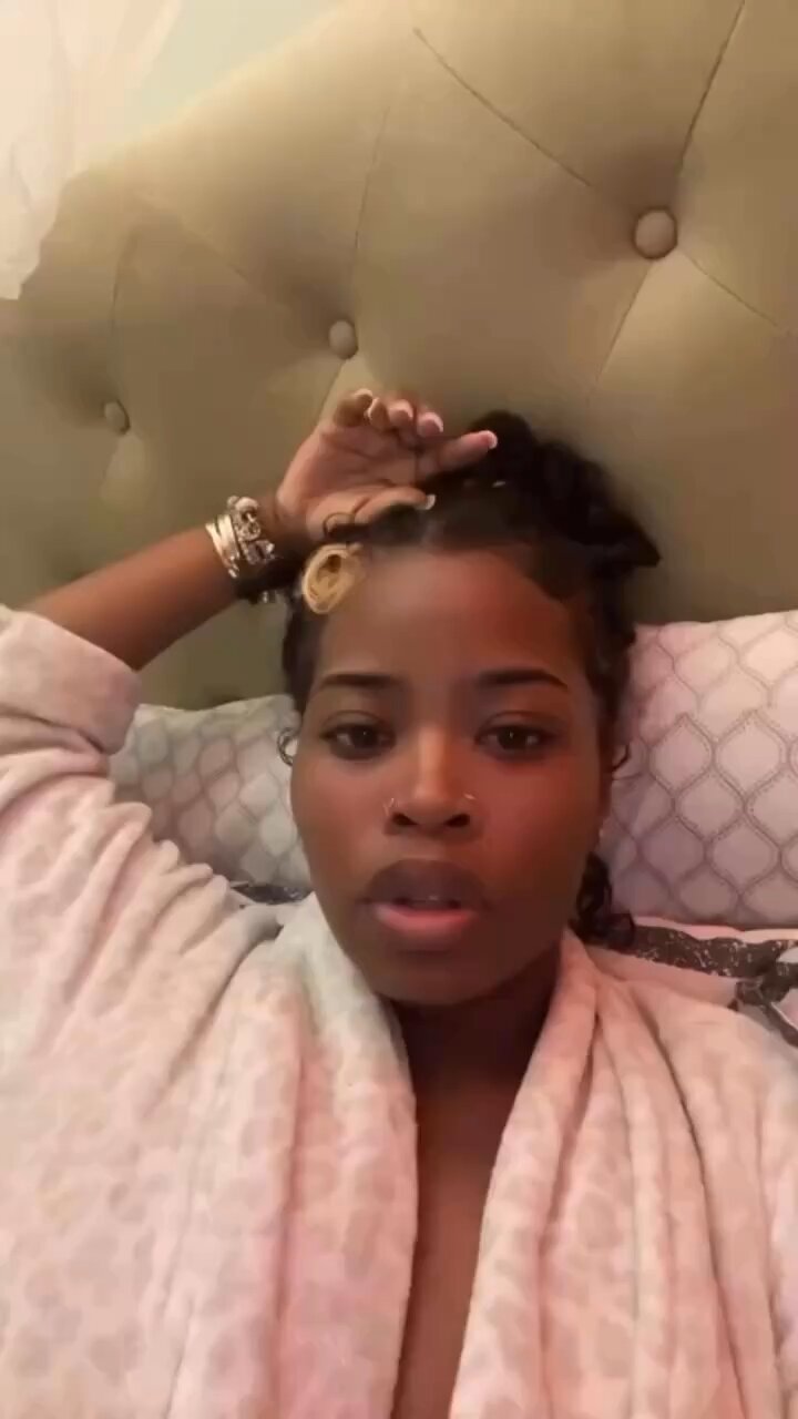 White woman calls out black women for being broke gold diggers! Dr umar ...