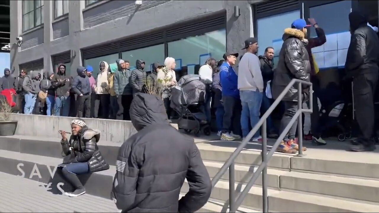 VIRAL FOOTAGE OF MIGRANT MEN🏬🎟️🛃🪪🛗OUTSIDE SHELTER IN BRONX NEW YORK🏬🛗💫