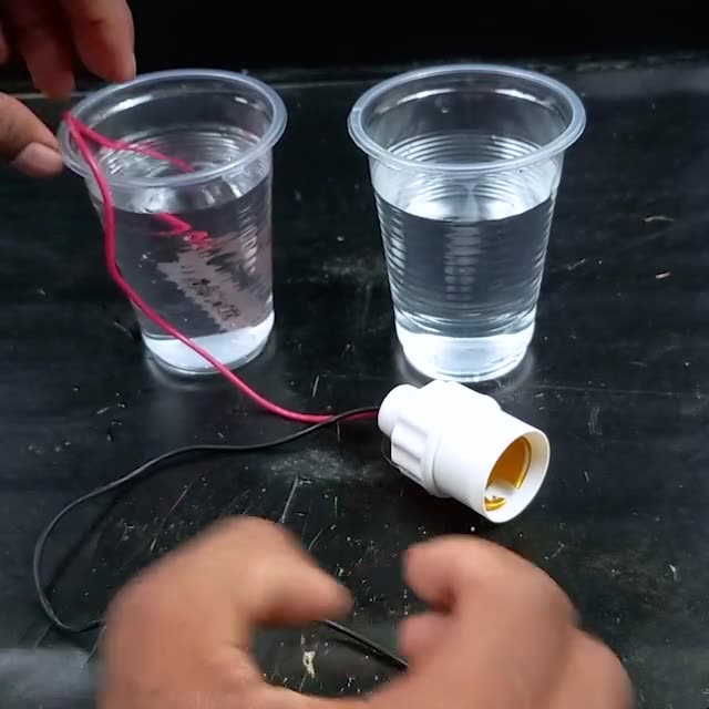 Shaving Blade Electrolysis Experiment – Light Bulb Glows with Just Water